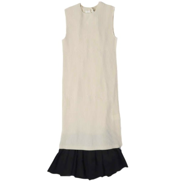 PRANK PROJECTの25AW Pleated Dress(31252266201)です。●Style シンプルなプリーツドレスを、フリル付きのペチコートに重ねたデザイン。 ●Fabric プリーツ部分はポリエステルのツイル素材でハー...