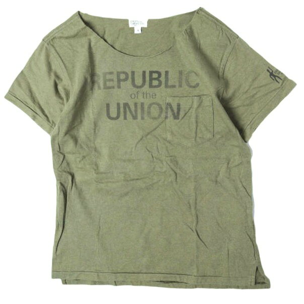 FWK by ENGINEERED GARMENTSの カナダ製 Printed Cut Off Neck T-shirtです。ネックはカットオフされており、程よくゆるっとしているので女性らしい印象のTシャツ。 フロントのポケットがアクセン...