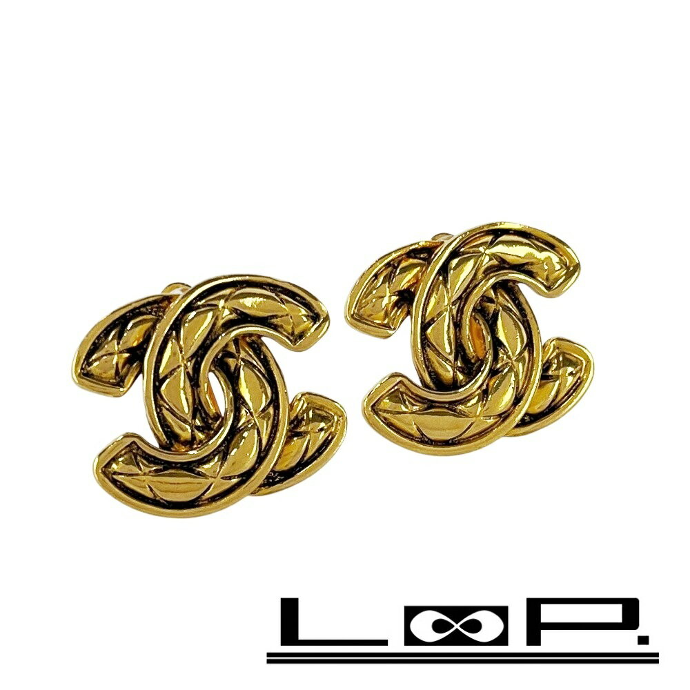 ■商品紹介■ 【ブランド】シャネル 【型番】- 【素材】GP 【カラー】ゴールド 【サイズ】 TOP約横3×縦2cm 【付属品】なし 【ランク】A 【コメント】 多少の傷やスレなどのダメージなどはございますが比較的使用頻度は少なく全体的にみ...