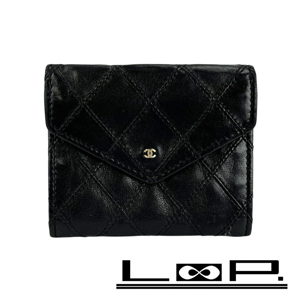 ■商品紹介■ 【ブランド】シャネル 【型番】‐ 【素材】レザー 【カラー】ブラック 【サイズ】 約横9.5×縦8×幅1.3cm 【付属品】箱/カード/タグ/クロス/冊子類 【ランク】AB 【コメント】※若干の押し跡がございます。/傷やスレな...