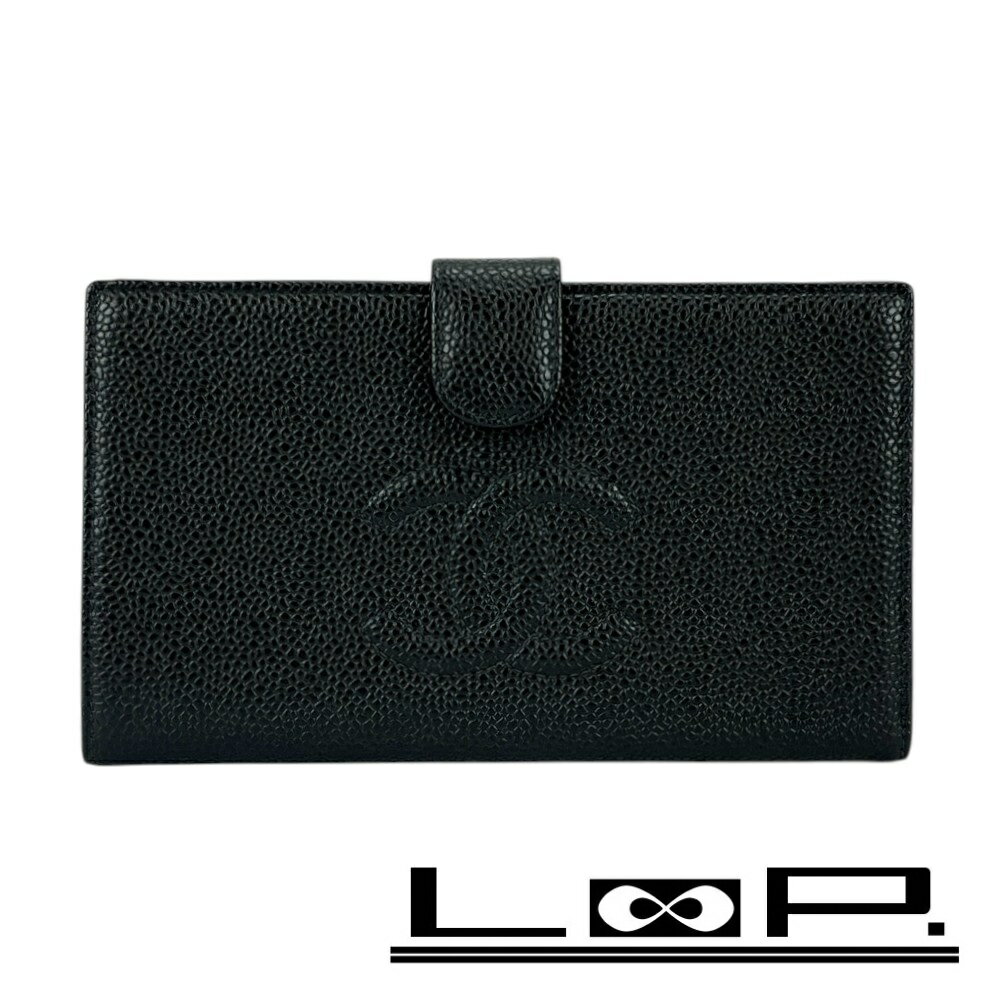 ■商品紹介■ 【型番】- 【素材】キャビアスキン 【カラー】ブラック 【サイズ】約横17.5×縦10×幅1.5cm 【付属品】箱 【ランク】AB 【コメント】傷やスレなど使用でのダメージが見られる商品になりますがひどい使用でのダメージはみら...