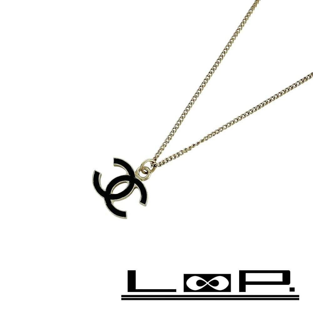 ■商品紹介■ 【ブランド】シャネル 【型番】05V 【素材】GP 【カラー】ブラック/ゴールド 【サイズ】 TOP約横1.8×縦1.3cm/チェーン約42cm 【付属品】なし 【ランク】A 【コメント】多少の傷やスレなどのダメージなどはござ...
