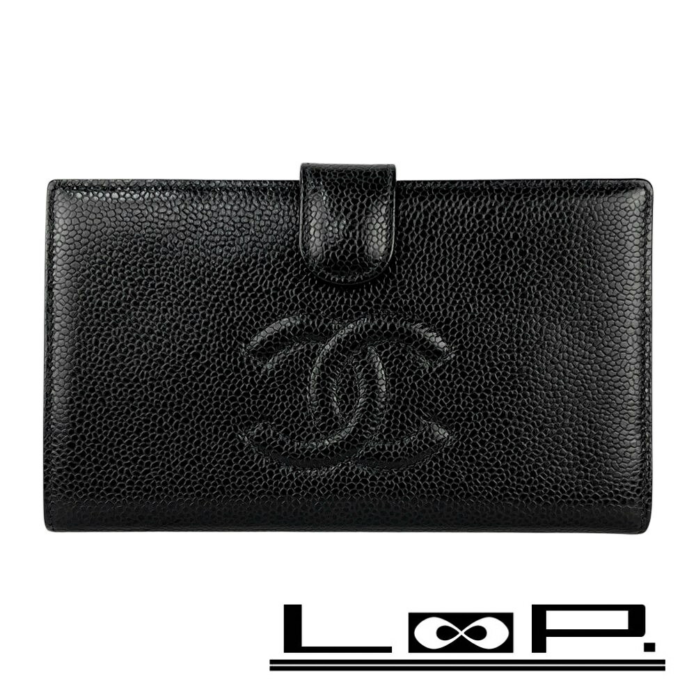 ■商品紹介■ 【ブランド】シャネル 【型番】A13498 【素材】キャビアスキン 【カラー】ブラック 【サイズ】 約横17.6×縦10.5×幅2cm 【付属品】箱/クロス/ギャランティカード 【ランク】A 【コメント】多少の傷やスレなどのダ...