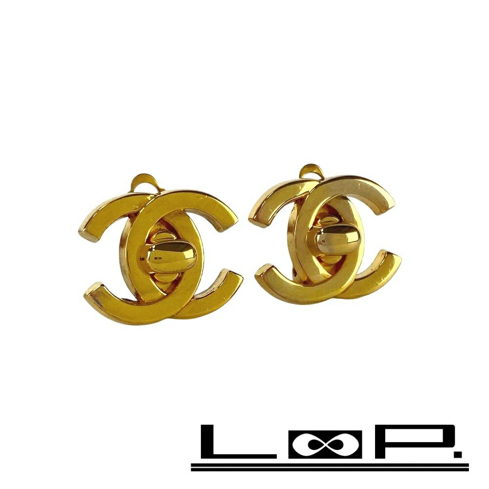 ■商品紹介■ 【ブランド】シャネル 【型番】95A 【素材】GP 【カラー】ゴールド 【サイズ】 TOP約横2.1×縦1.7cm 【付属品】なし 【ランク】A 【コメント】 ※片方にクスミがございます。/多少の傷やスレなどのダメージなどはご...