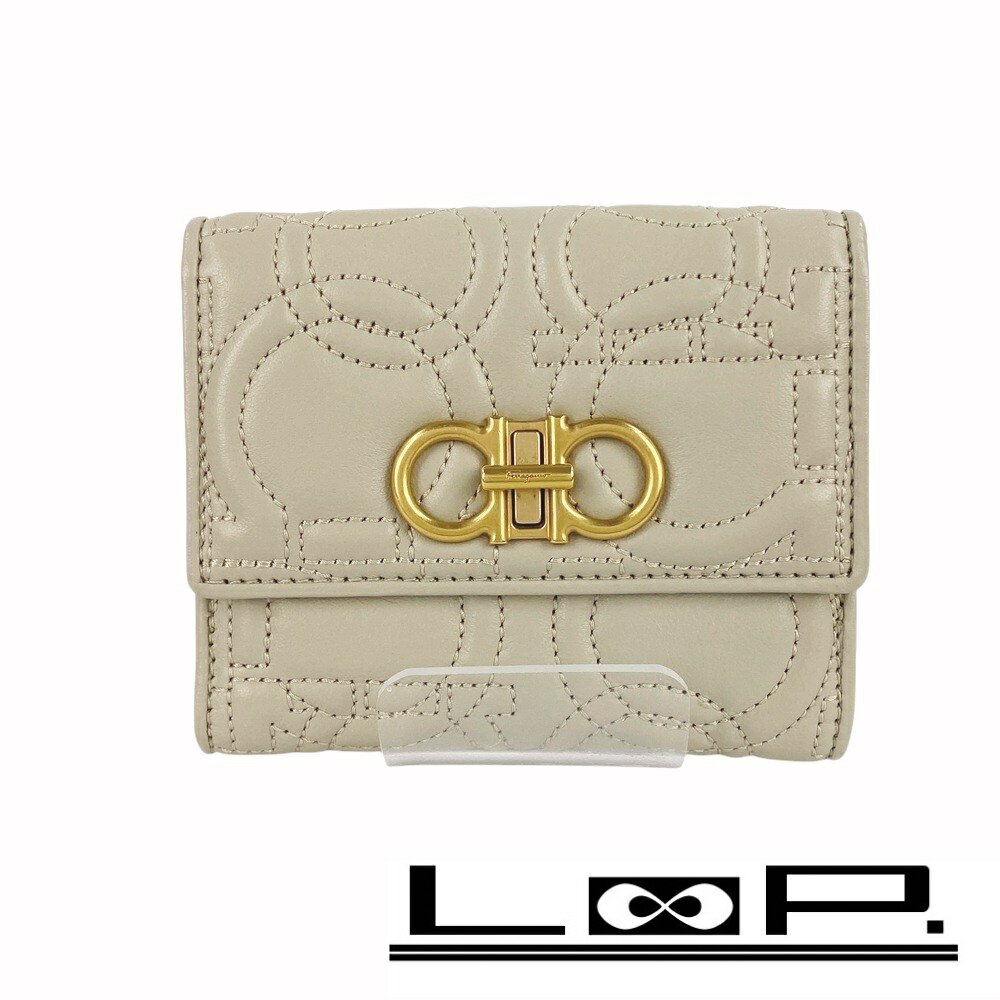 ■商品紹介■ 【型番】- 【素材】レザー 【カラー】ベージュ 【サイズ】約横11×縦9.8×幅3.0cm 【付属品】なし 【ランク】A 【コメント】多少の傷やスレなどのダメージなどはございますが比較的使用頻度は少なく全体的にみても、綺麗でオ...