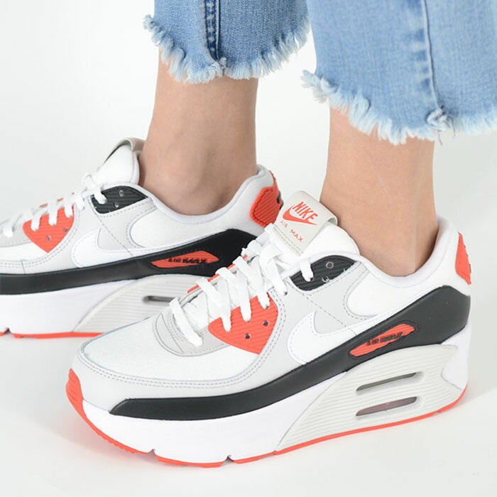 ■商品説明 NIKE AIR MAX 90 LV8 ナイキ エアマックス レディース スニーカー 部活 通勤 通学 普段履き クッション性 快適 ダブルエアでクッション性と高さもプラス。快適な履き心地です。 ■カラー ホワイト グレー ブラ...