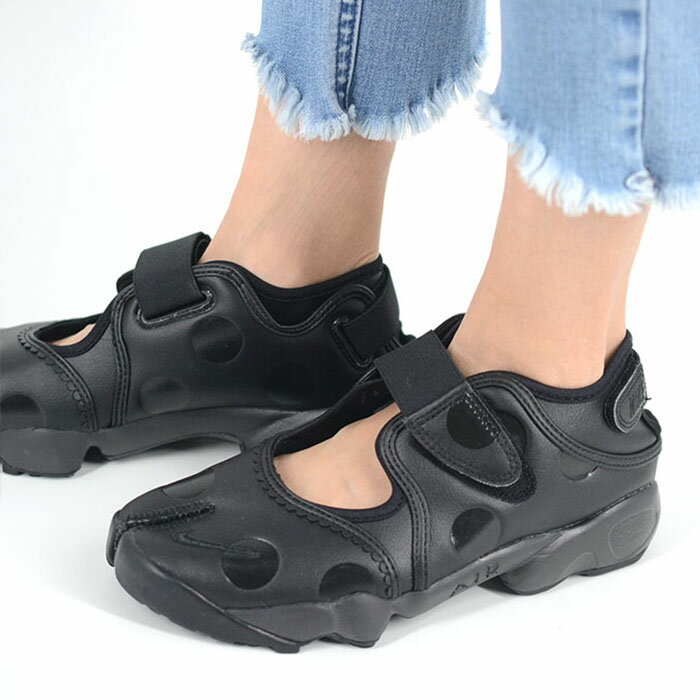 ■商品説明 WMNS NIKE AIR RIFT ウィメンズ ナイキ エアリフト レディース スニーカー レザー シューズ 靴 サンダル マジックテープ ストラップ フィット感 素足 普段履き 水玉模様レザーのエアリフト。つま先が分かれ、調...