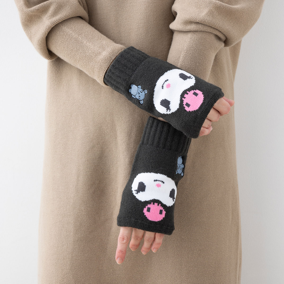 :.☆*.:*: ★ :.☆*.:*: :.☆*.:*: :.☆*.:*: ★ :.☆*.:*: :.☆*.:*: :.☆*.:*:★ :.☆*.:*: クロミ アームウォーマー。 ワンポイント刺繍付きのかわいいアームウォーマーです。親指穴...