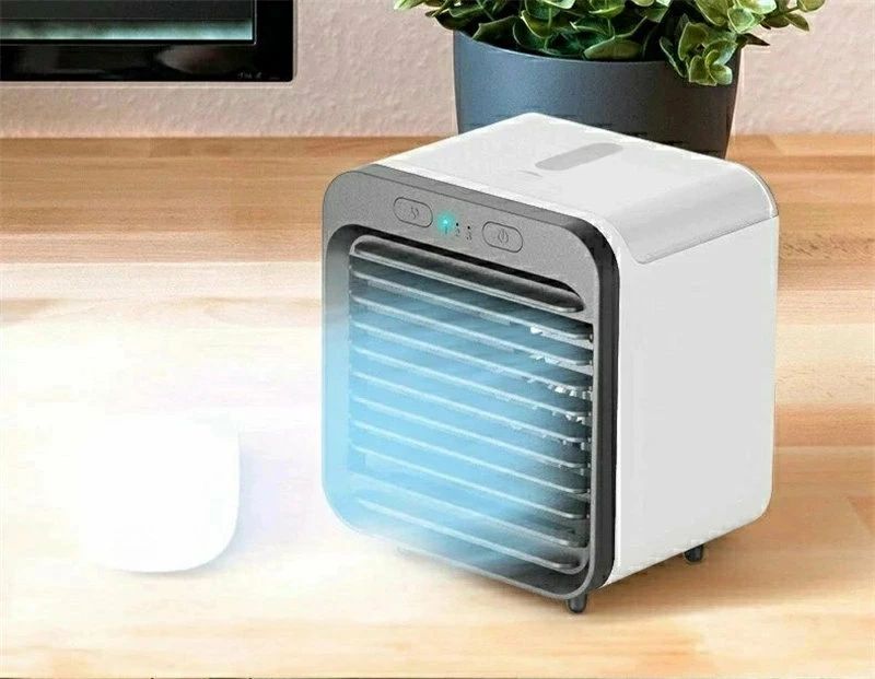 商品仕様 ■素材：ABS ■電源方式:USB充電式 ■3段階風量調節： 弱風モート：持続作動約8時間 中風モート：持続作動約6時間 強風モート：持続作動約4時間 ■3つモード： 風 風＋水 風＋水＋氷 ■充電時間:約3時間 ■電池容量:24...