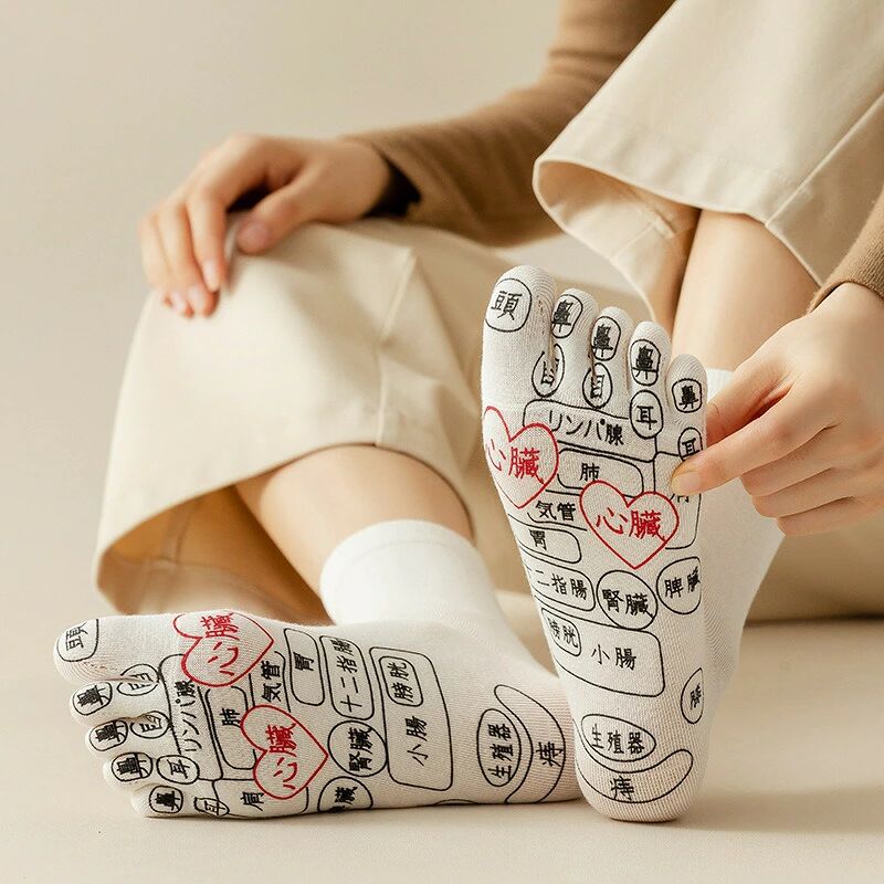 足裏に体のつぼをプリントした ソックスが登場しました！気になる箇所を指やツボ押し棒を使って押していただきながらご使用いただけます。お風呂上りに履いて、ツボに合わせて マッサージすればお疲れ気味の足も喜ぶ！冷えやむくみが気になる方は足裏と合わ...