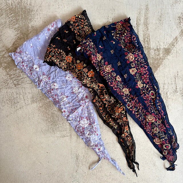 素　材：綿65% シルク35％ サイズ：長さ　約110cm（シワは伸ばさないで採寸） カラー：サックス 　　　：ネイビー 　　　：ブラック シワ感が可愛いネッカチーフです。とっても薄いので、ヘアアレンジにもおすすめです。 バックに付けても素...