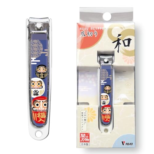 商品仕様日本民芸を代表して、だるまをイラスト化、インクジェット印刷で細やかに表現した和製爪切り素材の良さを生かし、オーソドックスな形状ながらも熟練工の業が光る爪切り●材質：本体/特殊浸炭鋼、鉄、クロームメッキ　キャッチャー/ABS●付属品：...