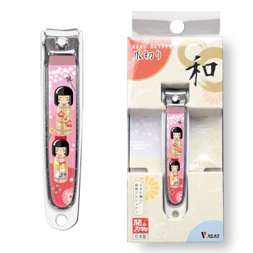 商品仕様日本民芸を代表して、こけしをイラスト化、インクジェット印刷で細やかに表現した和製爪切り素材の良さを生かし、オーソドックスな形状ながらも熟練工の業が光る爪切り●材質：本体/特殊浸炭鋼、鉄、クロームメッキ　キャッチャー/ABS●付属品：...