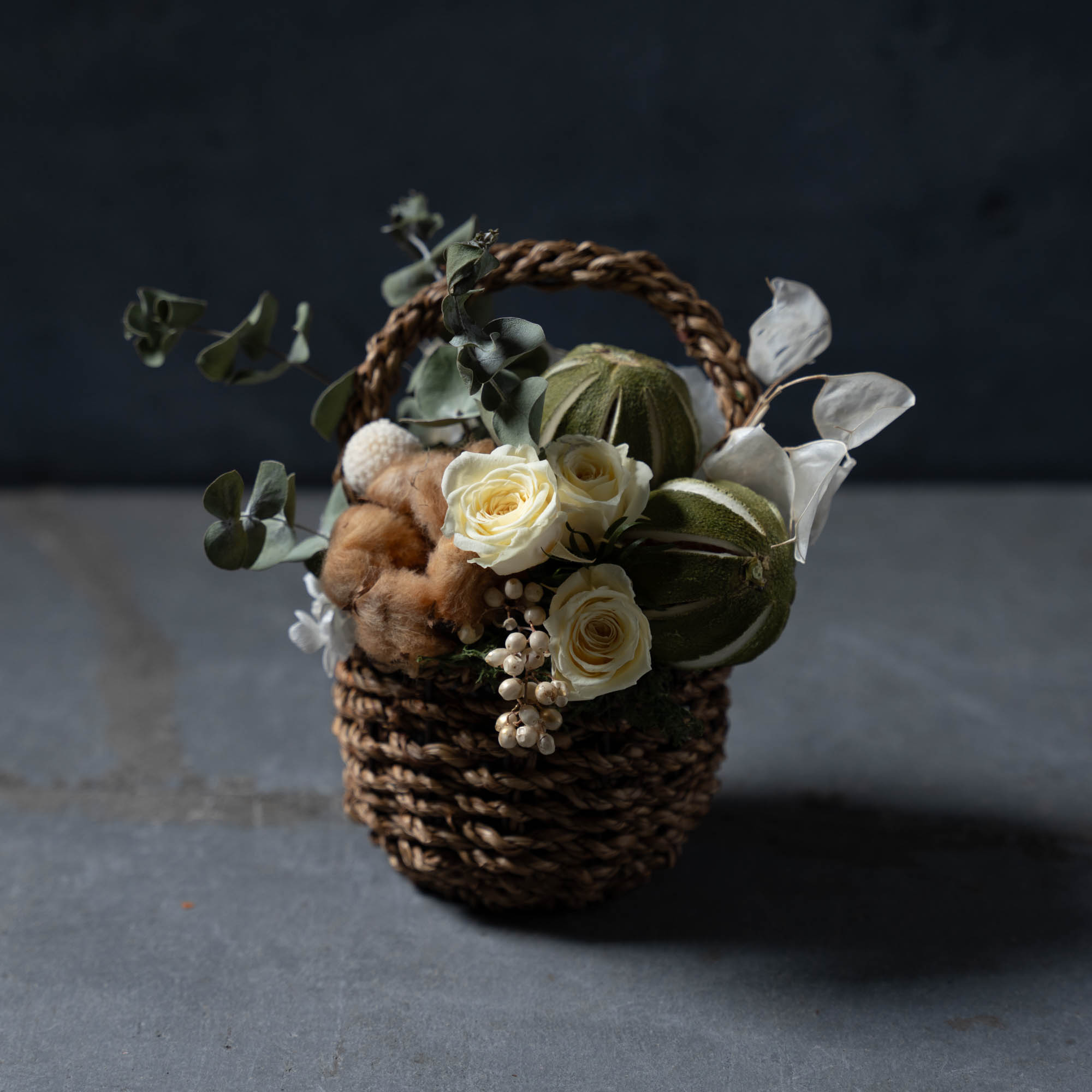 やわらかな色合いのBasketドライフラワーアレンジメント 飾る場所を選ばない、ふんわり優しいコンパクトな贈り物。 かわいらしいミニバスケットに、心を和ませる花材をたっぷり詰め込みました。 やわらかなイエローのミニバラ、ふわふわとした質感が...