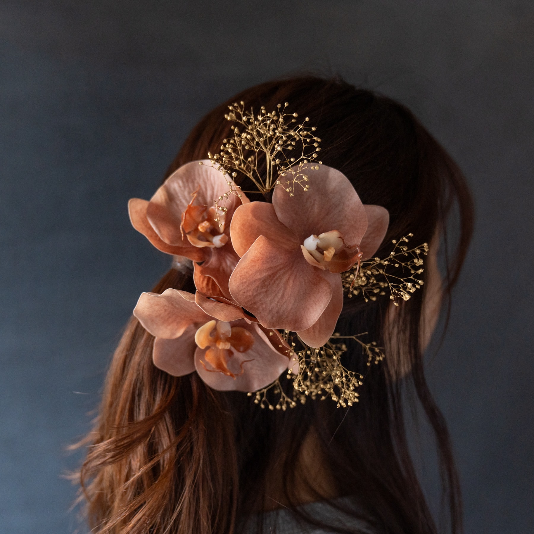 《前撮りや卒業式にもおすすめ》胡蝶蘭×ゴールドのヘッドフラワー 結婚式や成人式、七五三等…人生節目のイベントにぴったりの髪飾り。 胡蝶蘭が特別な日を彩る、髪飾り（ヘッドフラワー）です。 ゴールドが上品な、ドライフラワーの小花も華やかなアクセ...