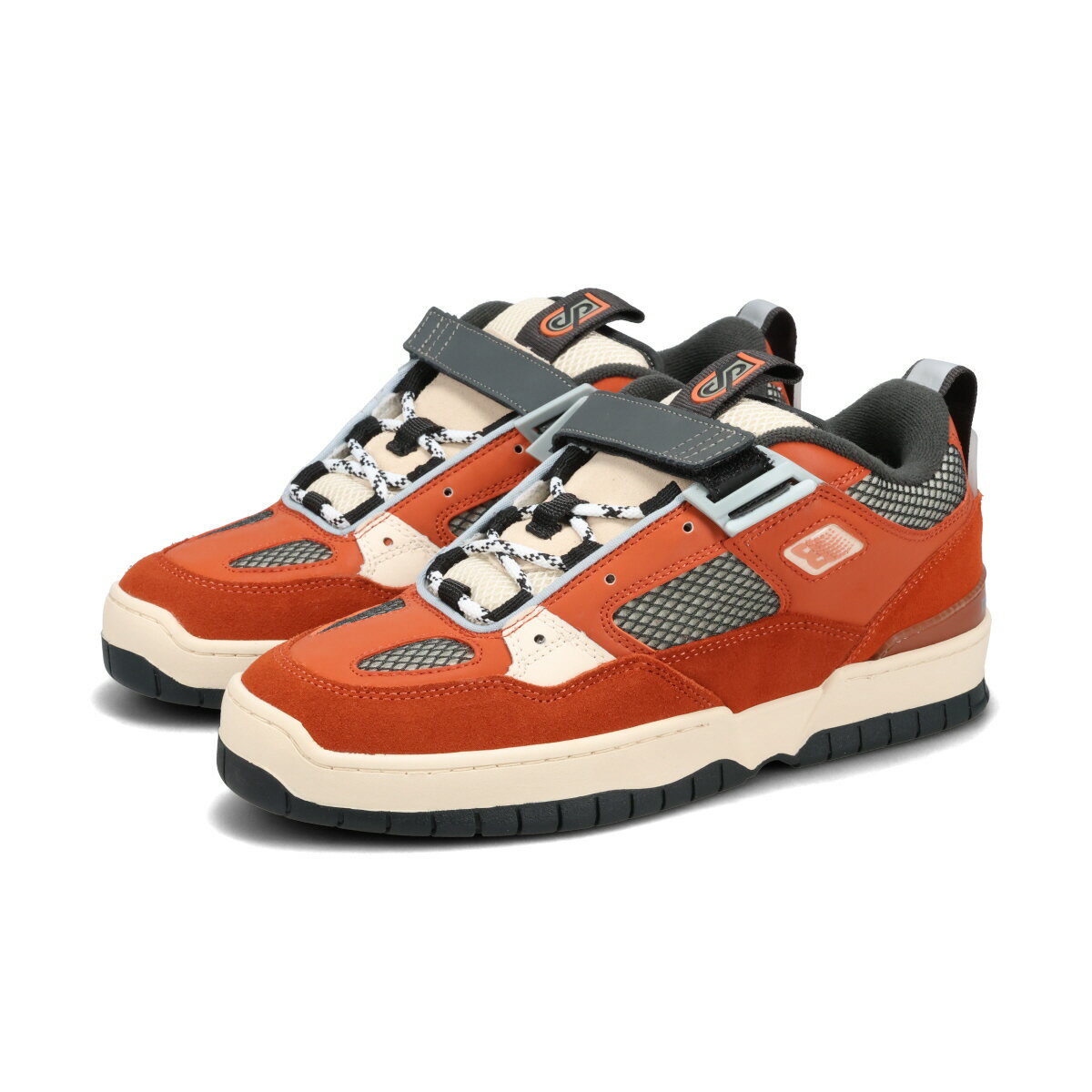 商品についてBRONZE 56Kとのコラボレーション第3弾。 前回のコラボレーションでは発売後数時間で完売となり話題となった。今回はDCの過去と未来の融合を象徴するライダーJohn Shanahanのシグネチャーモデル[JS 1]のコラボプ...