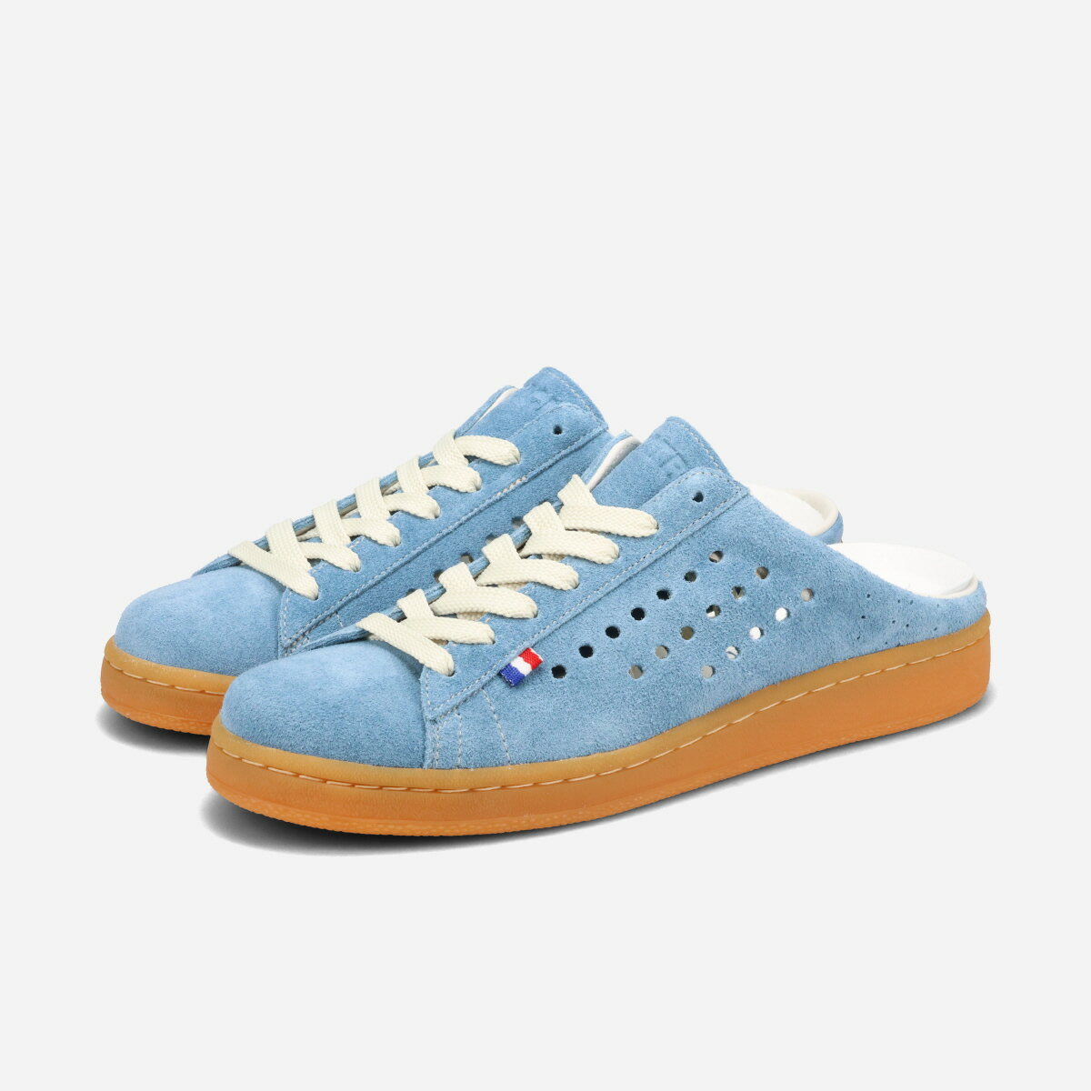 商品についてカジュアルながらも洗練されたミュールデザイン 定番モデル「ケベック」から登場したミュールタイプは、カジュアルなスタイルにも品よくマッチする洗練されたデザインが特徴です。 シンプルでありながら、明るいカラーも特徴の一つです。 上質...