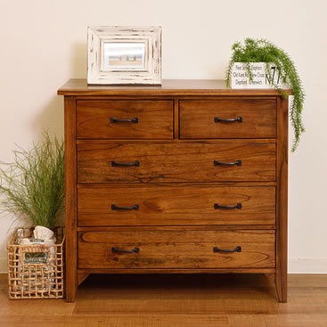 サイズ （本体）約幅80×奥行40×高さ75cm カラー ブラウン 材質 天然木（ミンディ） ラッカー塗装 仕様 ●天然木の豊かな風合いと統一感のある黒アイアンが特徴の定番人気シリーズのチェスト。 ●アイアンの取っ手と風合いのある天然木のヴ...