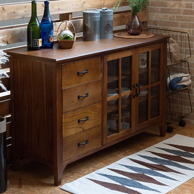 サイズ （本体）約幅124×奥行44×高さ79cm カラー ブラウン 材質 天然木（ミンディ） ラッカー塗装 3mm強化ガラス 棚は固定式 仕様 ●天然木の豊かな風合いと統一感のある黒アイアンが特徴の定番人気シリーズのキャビネット。 ●アイ...