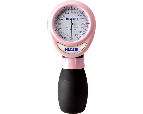 【商品説明】 ・片手で簡単測定。 ・アネロイド式メータと送気球を一体化させることで、加圧、減圧、読み取りが片手でできるようになりました。 ・片手で加圧、減圧、読み取りができます。 ・幅広い腕周囲長に対応。 ・抜け防止機構付きプラグ。 【仕様...