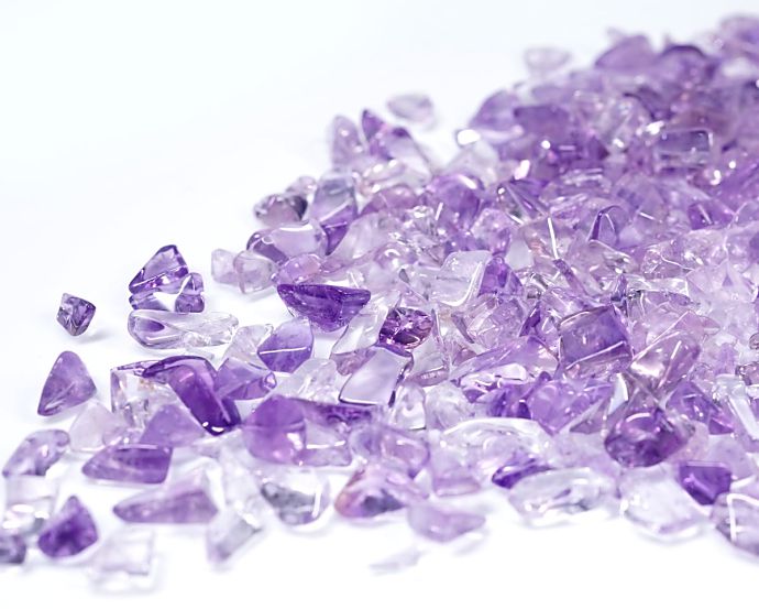 商品スペック 天然石：アメジスト さざれチップ 重量：100g原産地：ブラジル 優しいオーラが心を包み込むように休めてくれる 明るい色合いの透明度の高いアメジストのさざれです。 アメジストは、ストレスで疲れた心を癒し、落ち着かせ、穏やかな安...