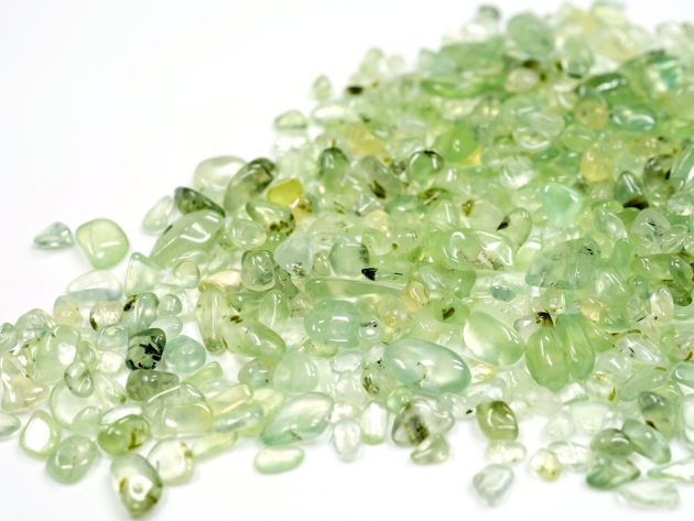 商品スペック 天然石：プレナイト サイズ：約4〜12mm重量：100g原産地：オーストラリア、インド 思考を明晰にし、判断力を高め、信念を突き通させる プレナイトのさざれチップです。まるでマスカットのようなフルーティーな色合いがみずみずしく...