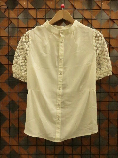 ジ エンポリアム レディーストップス シースルーシャツ Mサイズ表記 の出品です。 こちらの商品は中古品です。 中古品の為、多少の使用感があります。 また、背面に一部シミがあります。 詳しくは画像にてご確認ください。 ※撮影環境の影響により...