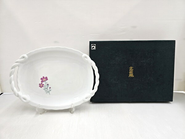 【未使用展示品】 天草 高浜焼 手付 楕円皿 31cm コスモス ○YR-18858○ の出品です。 未使用の状態です。 店頭展示品の為、若干の擦れ等はご容赦ください。 外箱に破れ等のダメージがあります。(写真8枚目) 商品内容は掲載画像に...