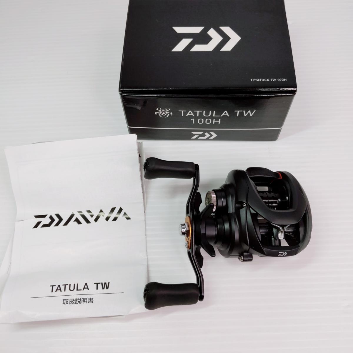 【中古品】DAIWA ダイワ ベイトリール タトゥーラTW 100H 〇YR-54173〇 の出品です。 こちらの商品は、中古品です。 中古品の為、擦れ等による多少の傷みがあります。 詳しくは画像にてご確認ください。 ※撮影環境の影響により...