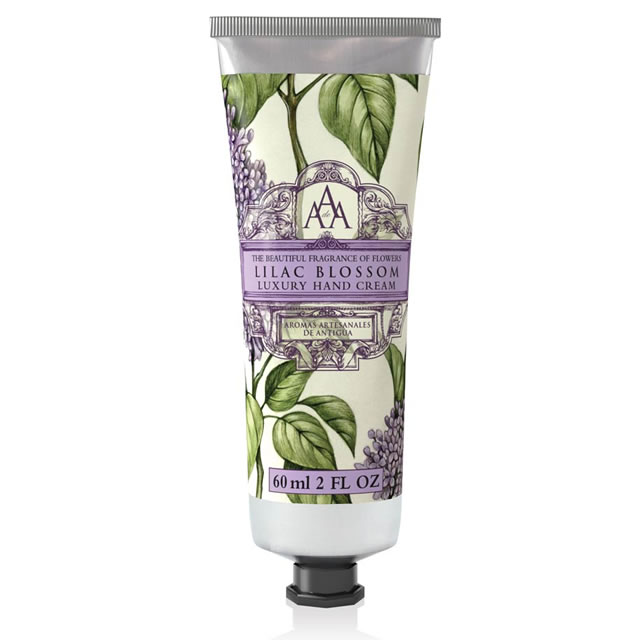 香りを楽しむハンドケア シアバター、ミネラルオイルがたっぷり含まれたリッチで香り豊かなハンドクリーム。 乾燥によるカサつきを防ぎ、しっとり潤いを与えます。 ベタつきにくく、なめらかなつけ心地です。 ◎ライラックの香り 商品企画・デザインは、...