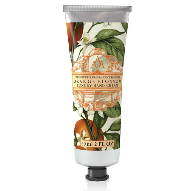 香りを楽しむハンドケア シアバター、ミネラルオイルがたっぷり含まれたリッチで香り豊かなハンドクリーム。 乾燥によるカサつきを防ぎ、しっとり潤いを与えます。 ベタつきにくく、なめらかなつけ心地です。 ◎オレンジブロッサムの香り 商品企画・デザ...