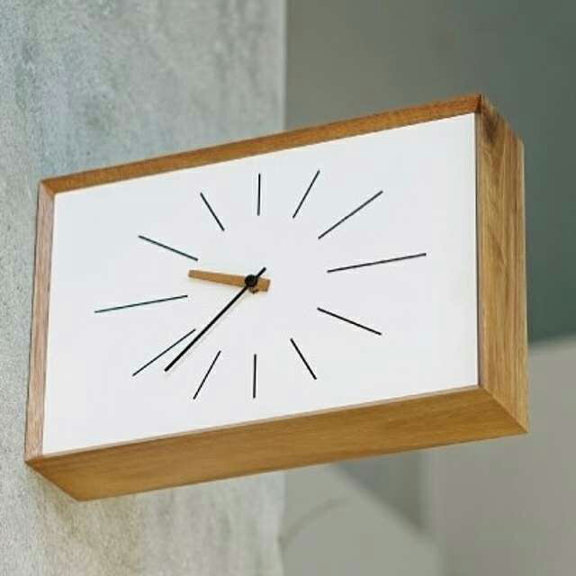 ●サイズ: W31×H20×D7.5cm 重量 1.4kg素材：木、MDFムーブメント：スイープムーブメント×2備考：裏面にも文字盤がある両面時計タイプ 壁掛け用木ネジ×2付 単3乾電池を2つご使用ください(乾電池は付属しません) ※モニタ...