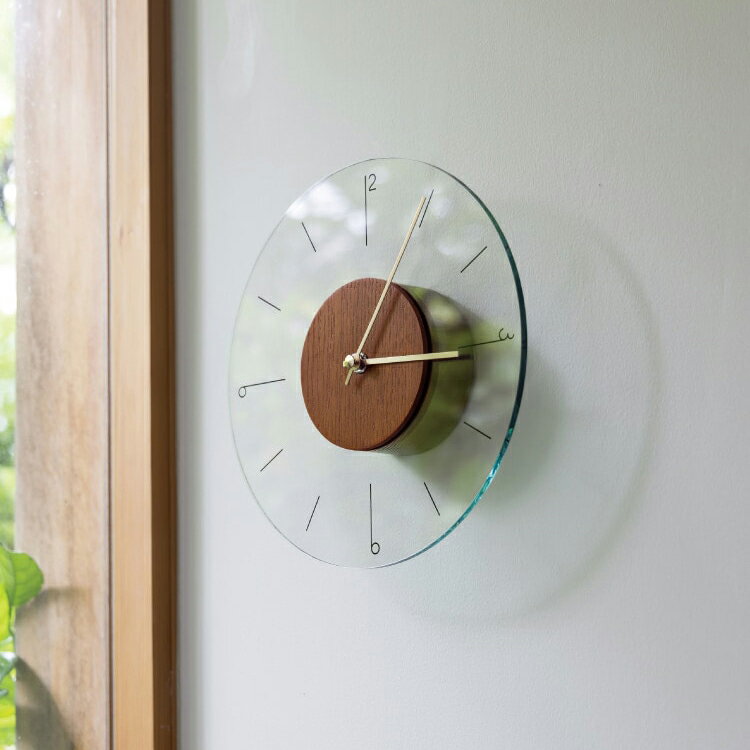 ●サイズ: φ23×D4.5cm 重量 0.7kg素材：木、MDF、ガラスムーブメント：ステップムーブメント備考 壁掛け用木ネジ付 単3乾電池をご使用ください(乾電池は付属しません) ※モニターの発色の具合により、実際の物と色が異なる場合が...