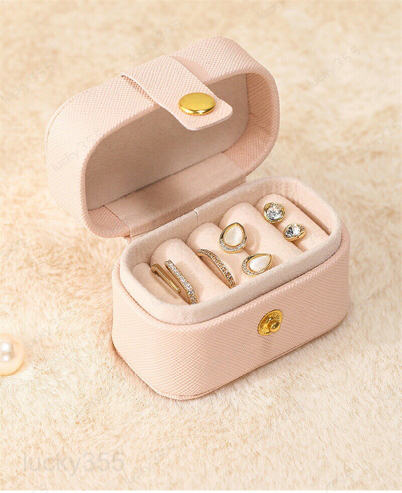 商品パラメート商品名：リングボックスカラー：ホワイト、ピンク、グリーン、ブラックサイズ：6.5*3.9*4.7cm材質：PU+パールベルベットリング収納ボックス ジュエリーボックス リング用ジュエリーケース アクセサリー収納 アクセサリーケ...