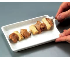 【特徴】 トレーの横の溝に串を入れ、引き抜くだけで串が簡単に外れます。 口や手が汚れず串がスッと抜けて食べやすい。 【商品内容】 サイズ：165×113×H33 重量：93g 材質：PBT/PET樹脂 耐熱温度：140度 ■皿・プレートをも...