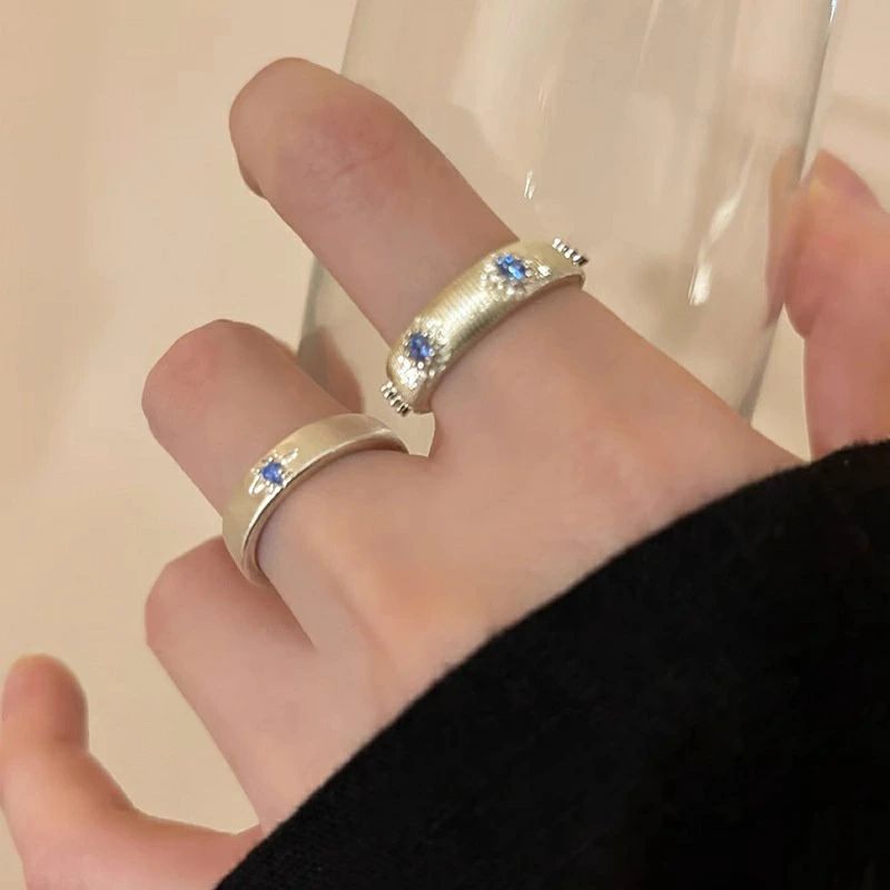 ■ この商品の特徴 ● 落ち着いた海色の輝き：上品で個性的なクロスデザインに、深みのある海色ジルコニアがアクセント。 ● 金属アレルギー対応：肌に優しいニッケルフリー素材を使用しているため、長時間の着用も安心です。 ● ユニセックス＆フリー...