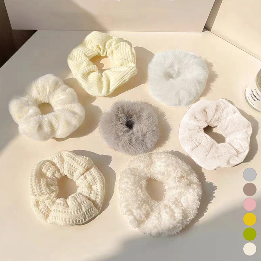 素材：ポリエステル100%カラー：アイボリー/モカ/グレー/ピンク/イエロー/グリーンゴム直径：約9cm生産国：中国レディース ヘアゴム おしゃれまとめ髪 簡単ヘアアレンジ 大人可愛い 韓国 ふわふわファーシュシュ 髪留め プチプラ人気おし...