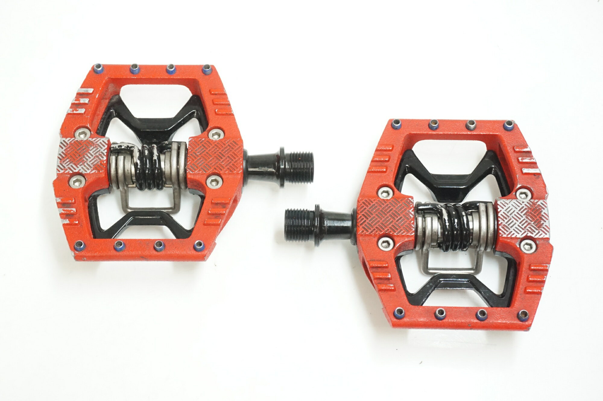 ■状態 使用に伴う小キズがございますが、中古品として比較的良好な状態でございます。 軸にガタつきがございますが、回転はスムーズな状態です。 写真はなるべく実際の色に近付けておりますが、閲覧する環境によって色が異なる場合がございます。 ■付属...