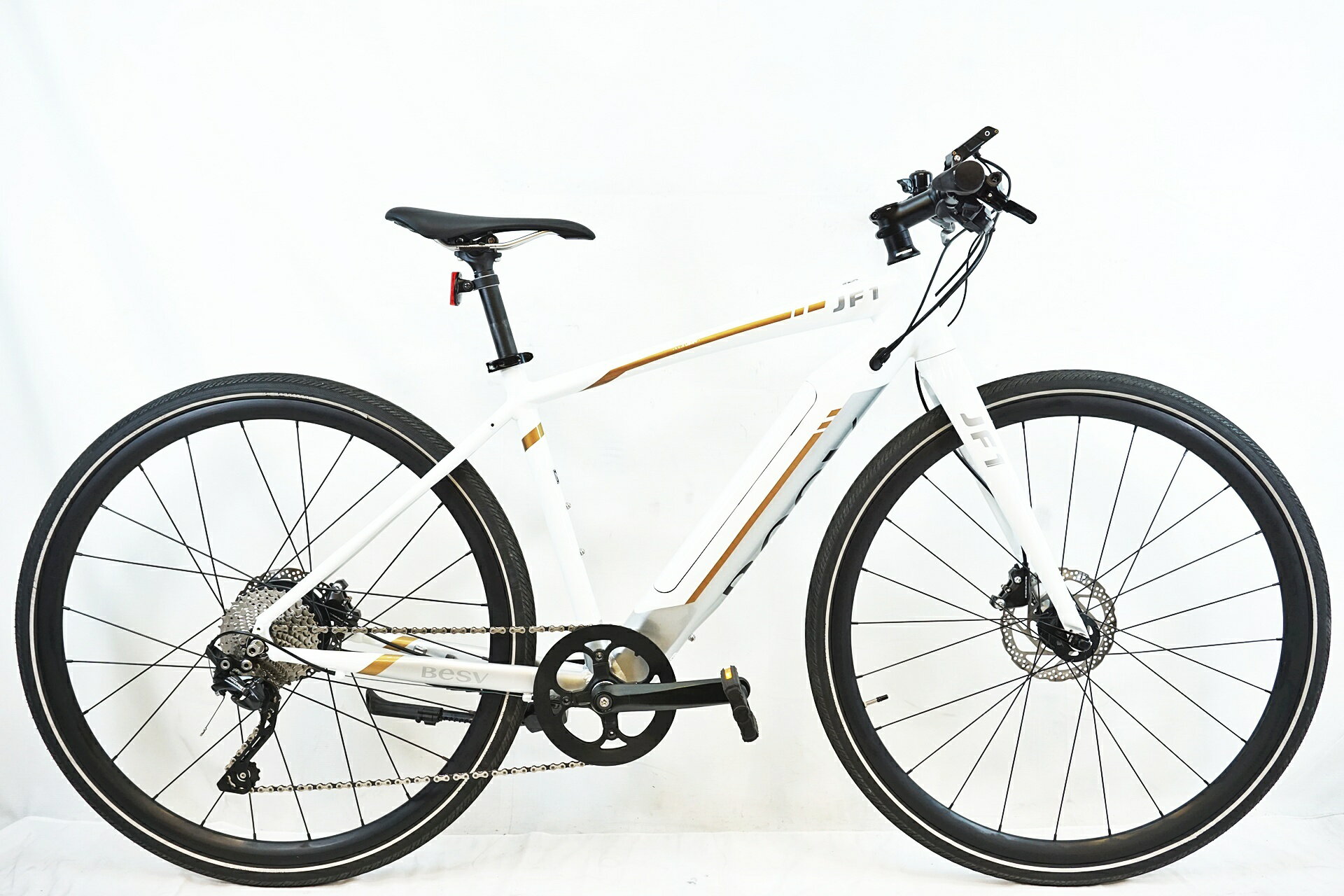 ■商品情報メーカーサイズ:Mシートチューブ(C-T): 455mmトップチューブ(C-C):560mm(ホリゾンタル換算)適応身長:164-cm(目安)重量:約17.4kgフレーム材質:アルミフロントフォーク:アルミシフトレバー:SHIMA...