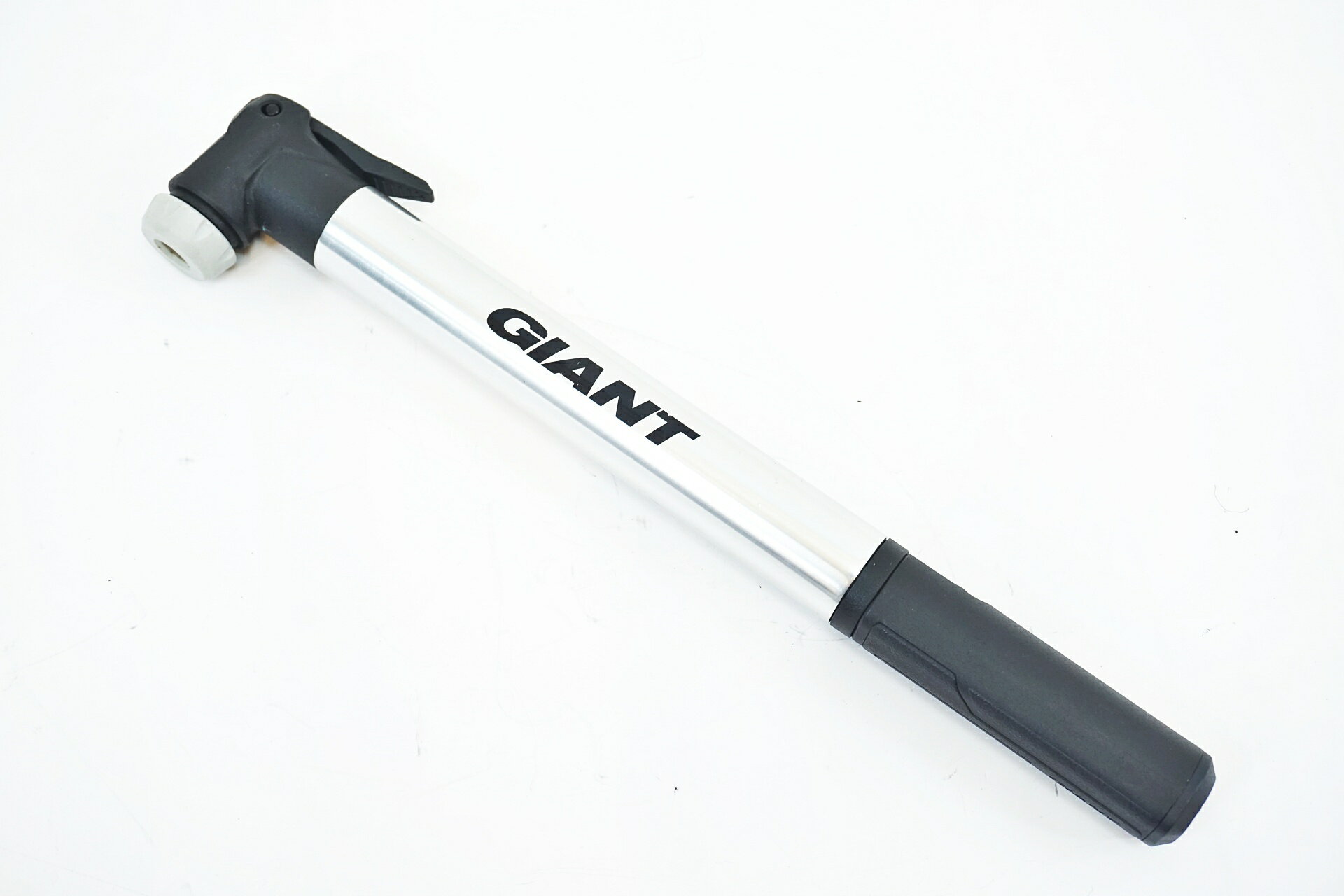 ■商品情報 ・対応バルブ：仏式/米式 ・最大空気圧：90psi ■状態 ・使用による傷や汚れ等がございますが、大きなダメージ等はなく中古品としては比較的良好な状態です。 ■付属品 ※画像に掲載している物で全てでございます。 ※画像にないもの...