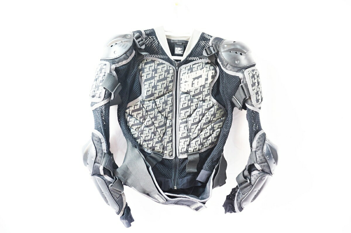 ■商品情報・Sサイズ■状態・使用に伴うキズ、ヨゴレがございます。※掲載画像以外にも細かなダメージや多少の汚れがございます。■付属品・なし(画像に写っているものがすべてになります。) ■注意事項【在庫について】 在庫管理は細心の注意を払い行な...