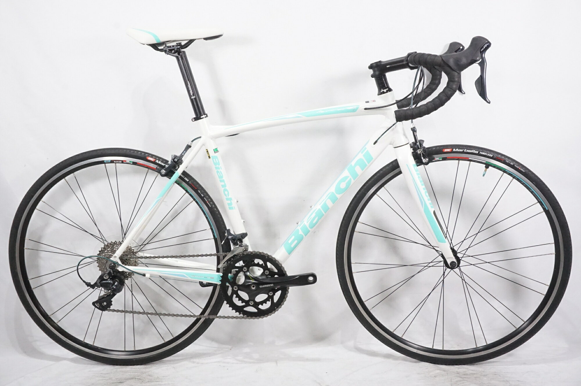 ■商品情報 メーカーサイズ:55 シートチューブ(C-T): 520mm トップチューブ(C-C):550mm(ホリゾンタル換算) 適応身長:175-180cm(目安) 重量:約10.25kg フレーム材質:アルミ フロントフォーク:カーボ...