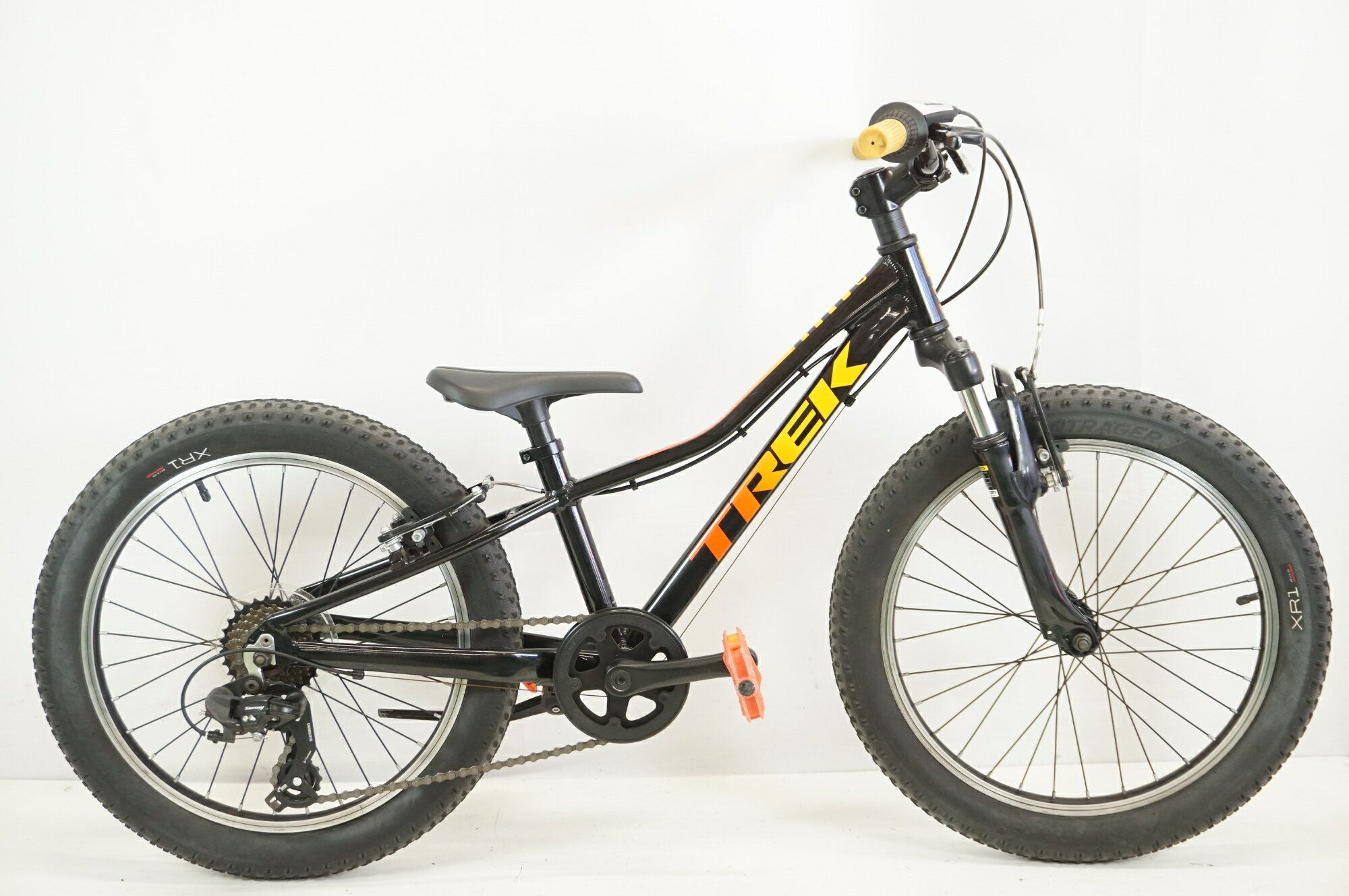 ■商品情報 メーカーサイズ：20 トップチューブ(C-C):445mm(ホリゾンタル換算) シートチューブ(C-T):255mm 重量:約10.83kg 適応身長:114-132cm(目安) フレーム材質：アルミ フロントフォーク：サスペン...