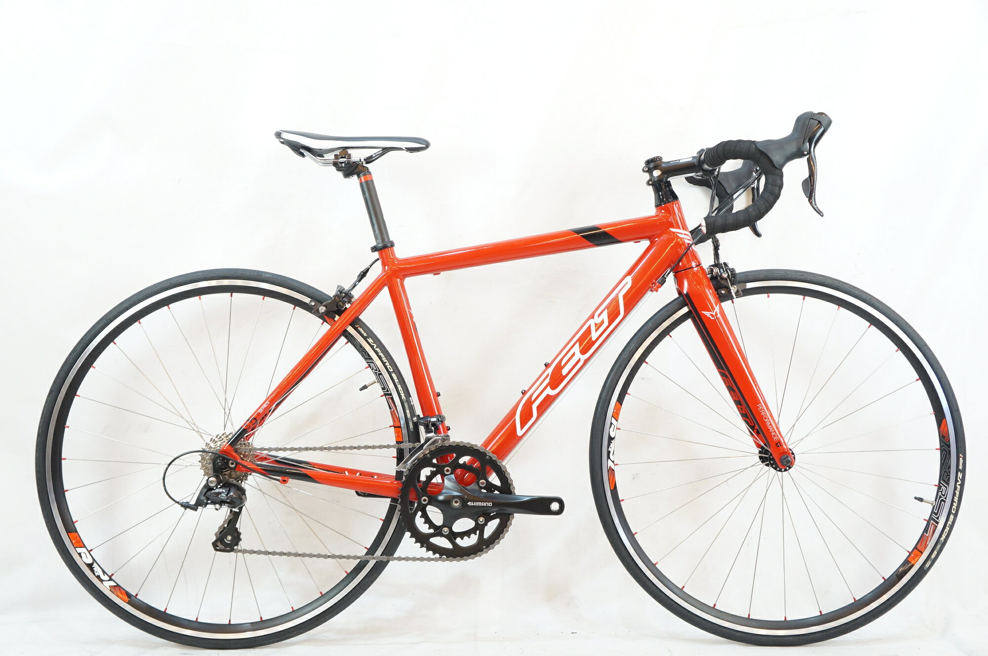 ■商品情報 メーカーサイズ:51 シートチューブ(C-T): 470mm トップチューブ(C-C):530mm(ホリゾンタル換算) 適応身長:165-175cm(目安) 重量:約9.5kg フレーム材質:アルミ フロントフォーク:カーボン ...