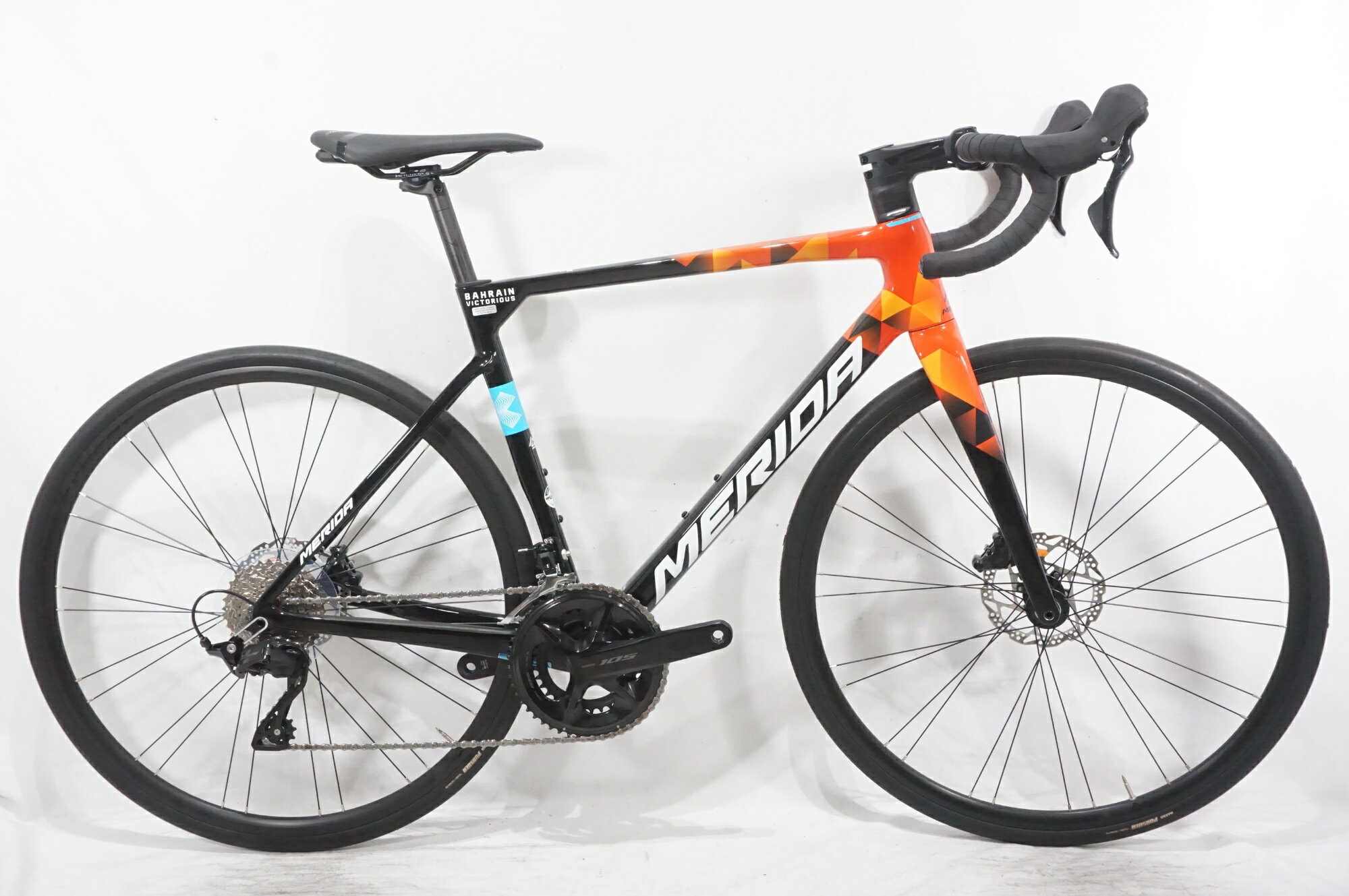 ■商品情報 メーカーサイズ:M シートチューブ(C-T): 501mm トップチューブ(C-C):560mm(ホリゾンタル換算) 適応身長:175-185cm(目安) 重量:約9.25kg フレーム材質:カーボン フロントフォーク:カーボン...