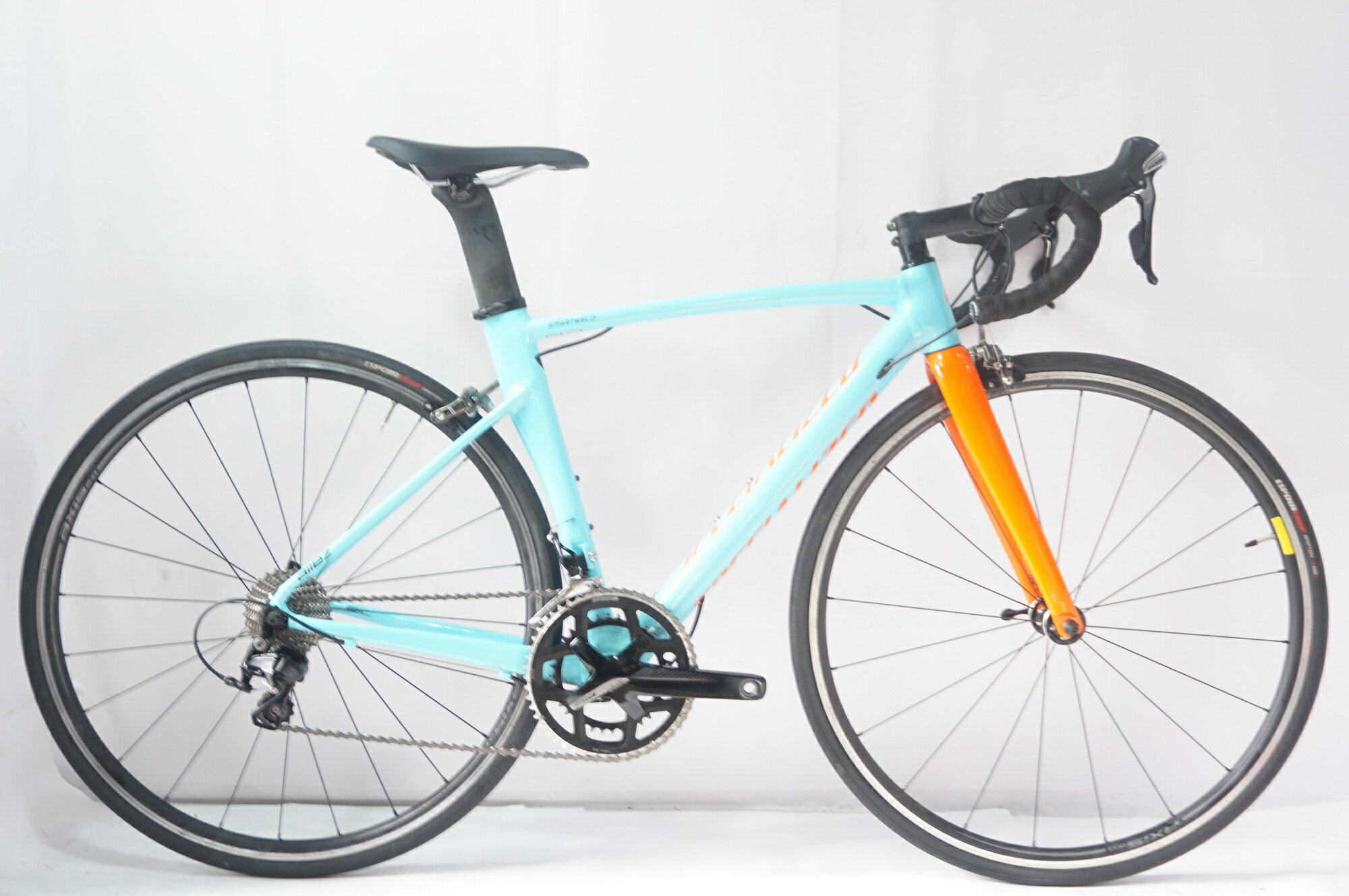 ■商品情報 メーカーサイズ:52 シートチューブ(C-T): 48mm トップチューブ(C-C):535mm(ホリゾンタル換算) 適応身長:168-175cm(目安) 重量:約kg フレーム材質:アルミ フロントフォーク:カーボン シフトレ...