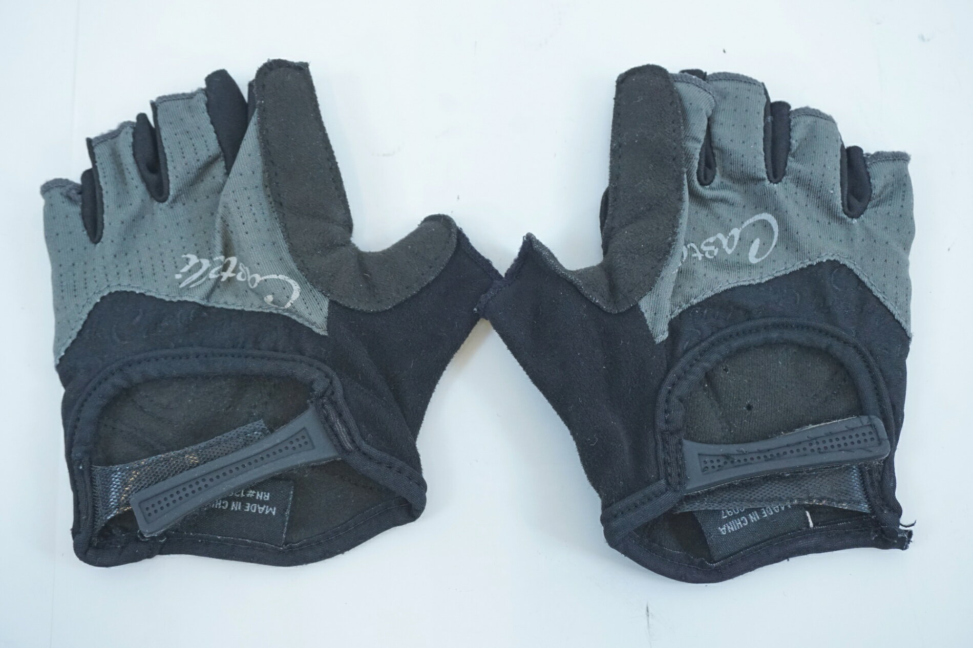 ■商品情報 ・XSサイズ ・色：黒 ・タイプ：指切り ■状態 ・使用に伴う傷や汚れ、ほつれがございます。 ・写真はなるべく実際の色に近付けておりますが、閲覧する環境によって色が異なる場合がございます。 ■注意事項【在庫について】 在庫管理は...