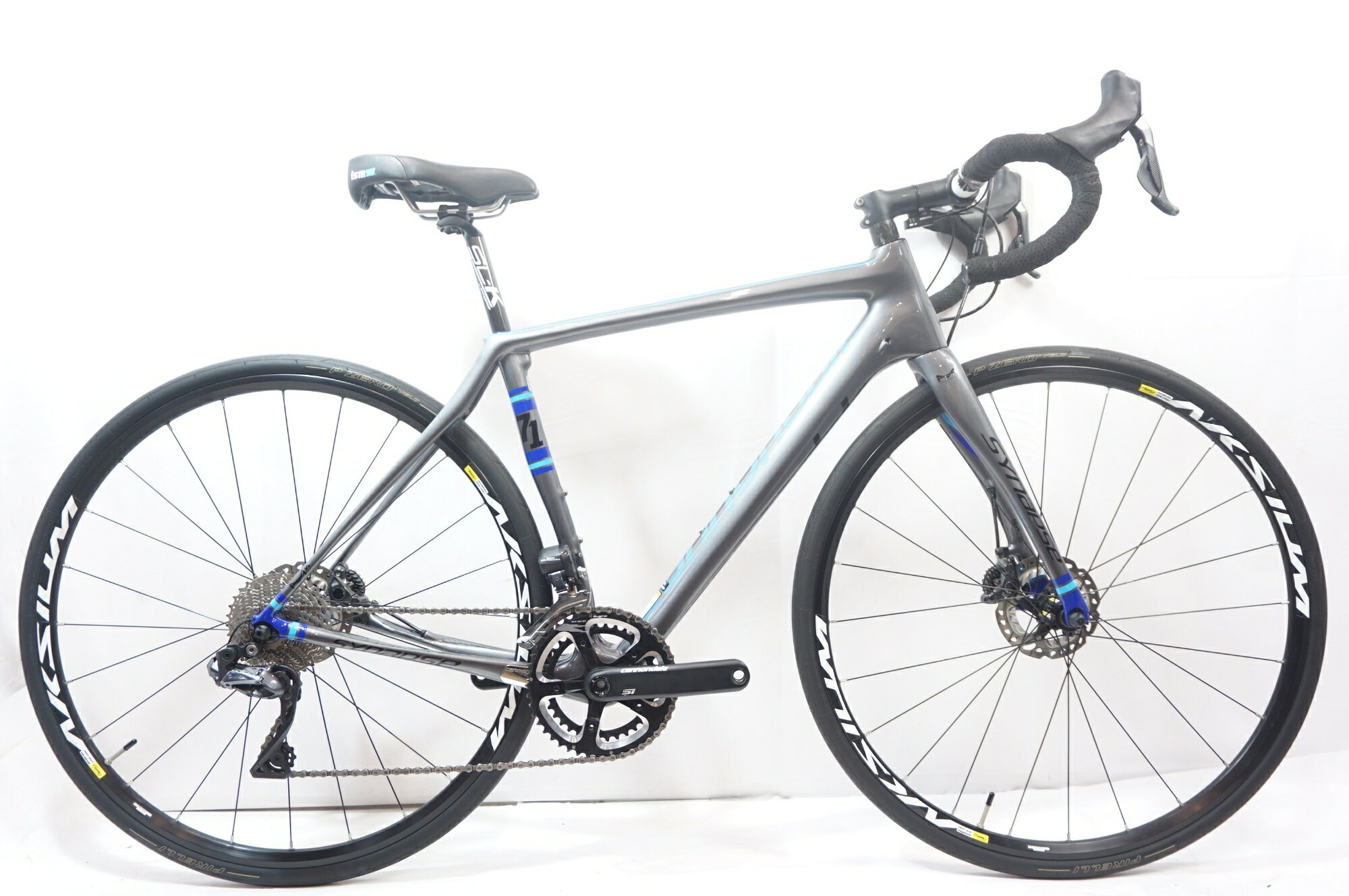 ■商品情報 メーカーサイズ:51 シートチューブ(C-T): 460mm トップチューブ(C-C):524mm(ホリゾンタル換算) 適応身長:168-172cm(目安) 重量:約8.1kg フレーム材質:カーボン フロントフォーク:カーボン...