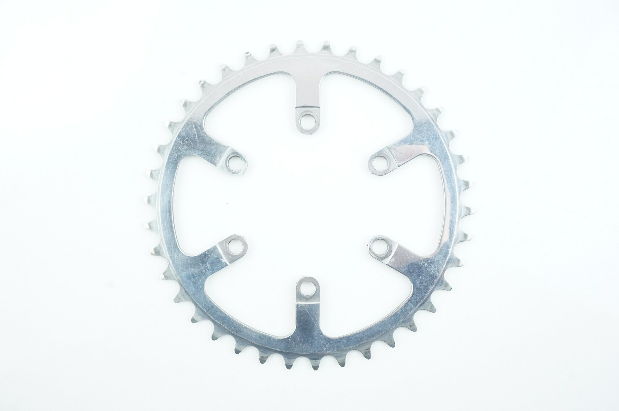 ■商品情報 ・歯数：38T ・PCD：CYCLOTOURISTE ・重量：約54g（実測値） ■状態 ・全体的にやや使用や経年に伴うキズやヨゴレがございます。 ■付属品 ・掲載されている画像の物が全てになります。 ■注意事項【在庫について】...