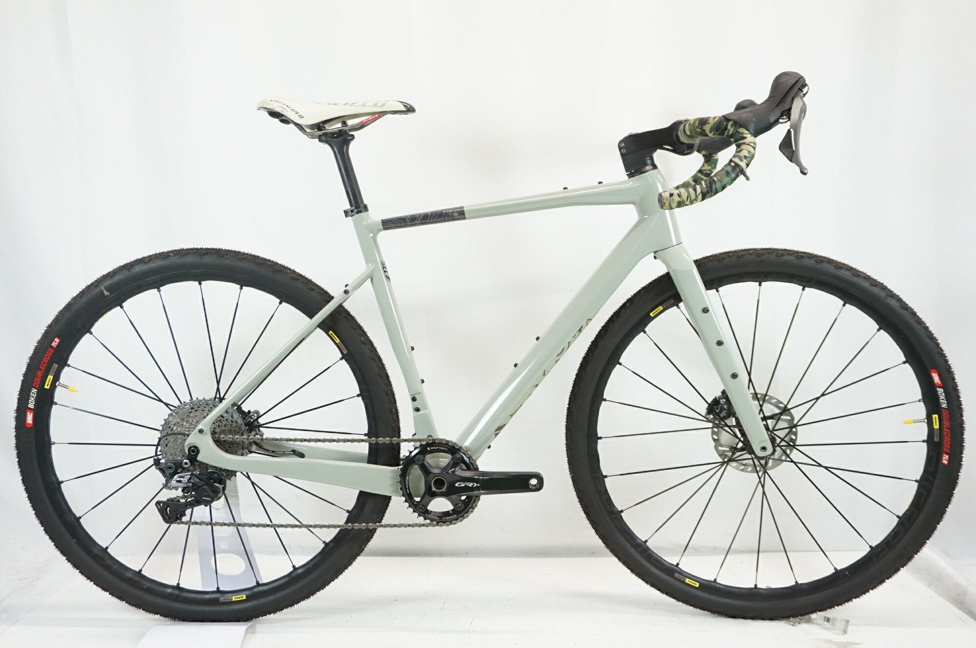 ■商品情報 メーカーサイズ:M シートチューブ(C-T):520mm トップチューブ(C-C):535mm(ホリゾンタル換算) 適応身長:168-175cm(目安) 重量:約9kg フレーム材質:カーボン フロントフォーク:カーボン レバー...